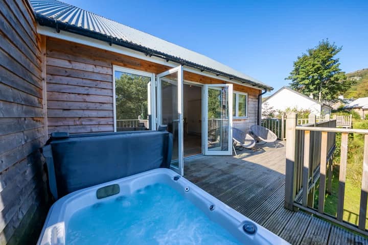 Riverside Hideaway For Two + Hot Tub– River Lochay - Killin