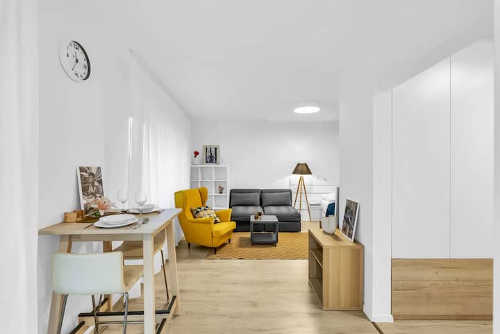 Sunny Yellow Vibes Studio - Balcony & Prime Locati - Bratislava