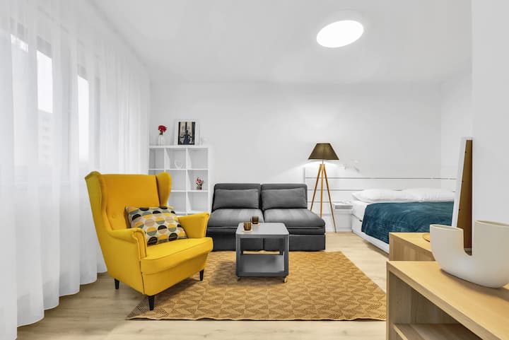 Sunny Yellow Vibes Studio - Balcony & Prime Locati - Bratislava