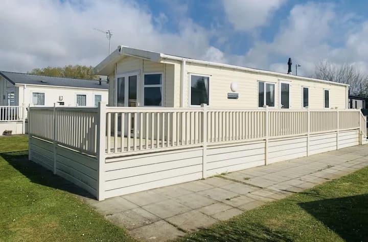 Caravan With Decking At Manor Park Ref 23020c - Hunstanton