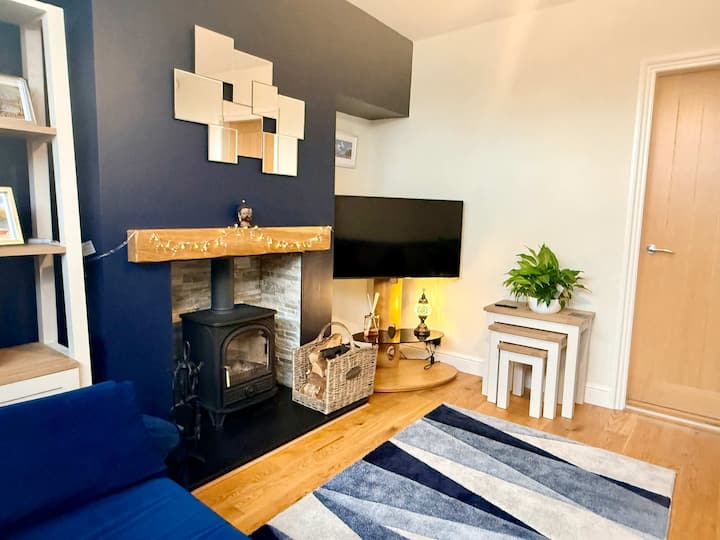 2-bed Home With Parking, Near Bhx, Nec & Jlr - Solihull