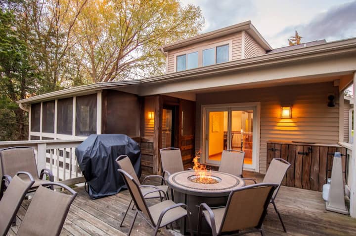 Hot Tub + Resort Pool & Trails | Sleeps 14 - イリノイ州