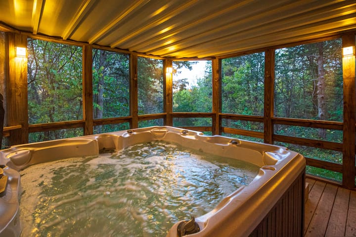 Hot Tub + Resort Pool & Trails | Sleeps 14 - Galena, IL