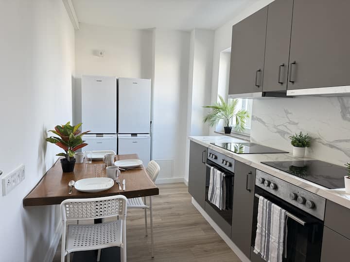 Modern Apartment With 7 Bedrooms And Balcony - Francfort-sur-le-Main