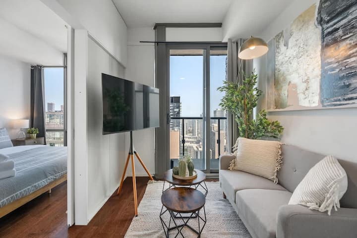 Amazing High-rise Views + 1 Free Parking - Allan A. Lamport Stadium