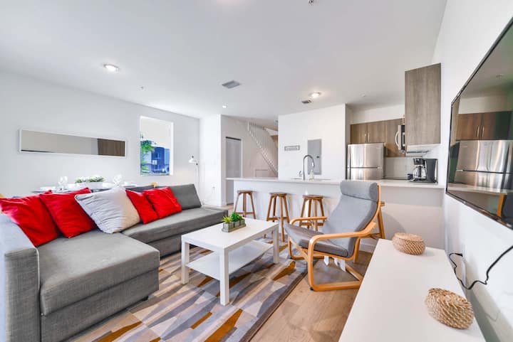 Prime Location Townhouse | Free Parking - North Miami Beach, FL
