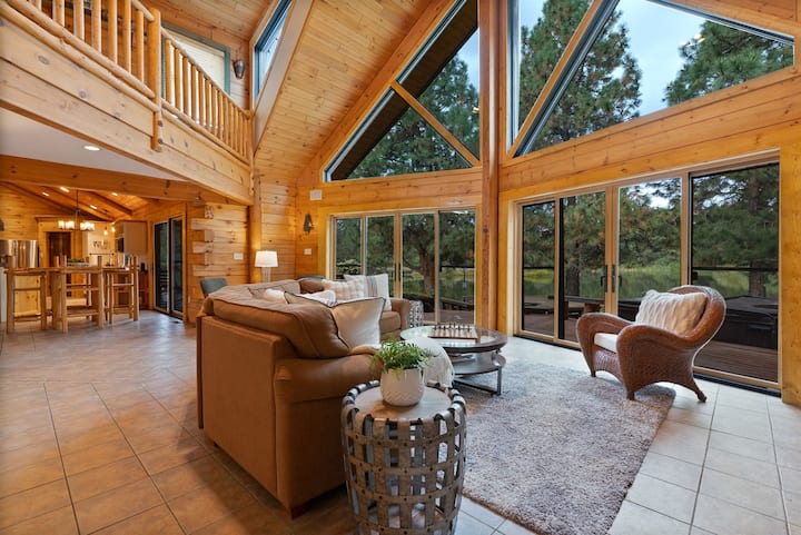 Risa Cabin: Main Lodge | Private Lake, Hot Tub, 9 - Bend, OR