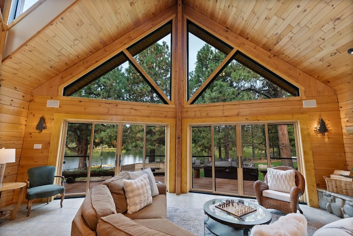 Risa Cabin: Main Lodge | Private Lake, Hot Tub, 9 - Bend, OR