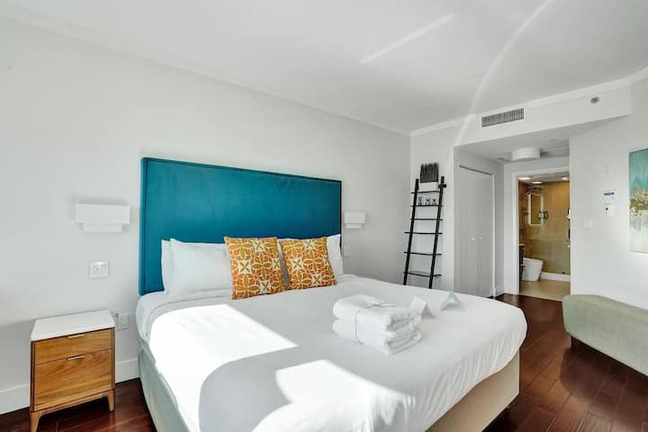 Bright And Spacious Studio Miami Retreat - Miami, FL