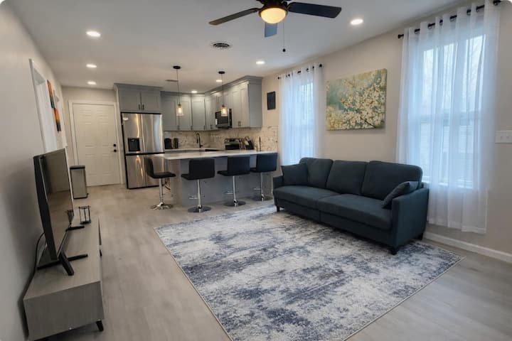 Bright Renovated 3br Apartment W Private Entrance - トロイ, NY