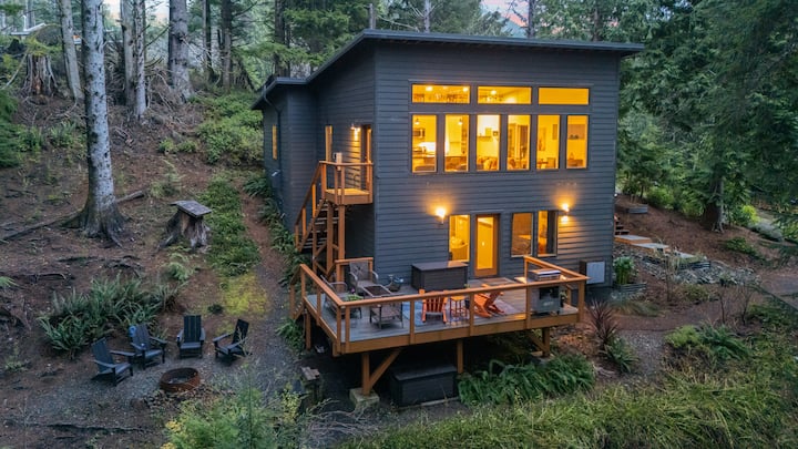 Forest Deck Retreat Near Arch Cape | The Treehouse - Cannon Beach, OR