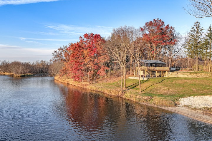 Riverfront Reset! Dells Cabin W/ Kayaks & Deck - Wisconsin Dells, WI