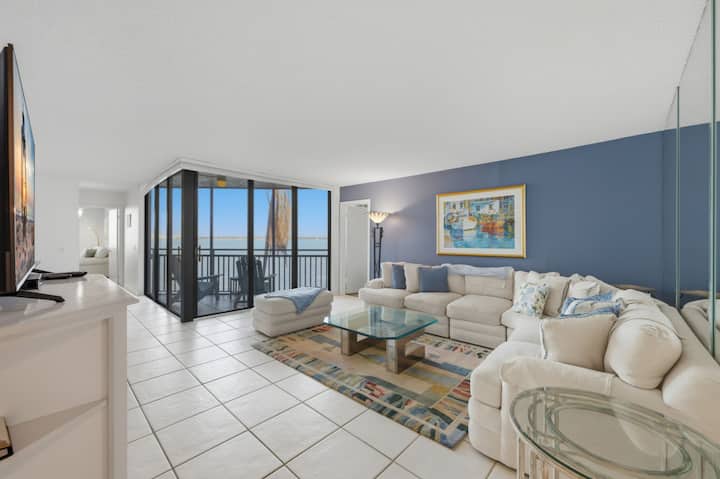 Waterfront Retreat Spacious 2br Condo With Balcony - Gulfport, FL
