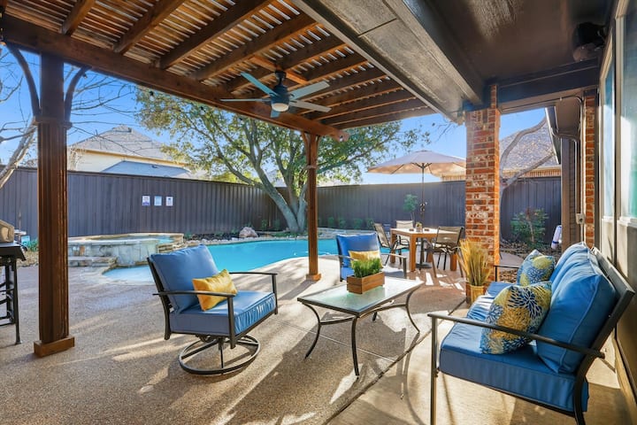 Luxury Backyard Pool & Patio Oasis (4-bd/2.5-ba) - Coppell
