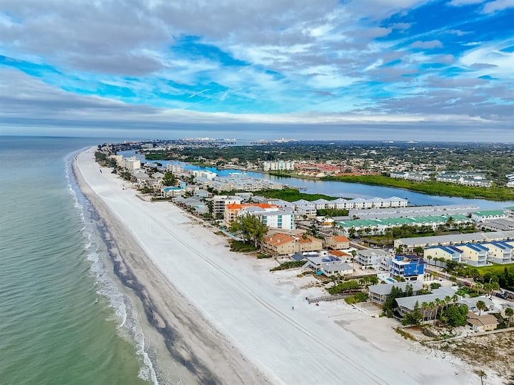 Sea Shell Pool Townhouse Across From Beach - Indian Shores, FL