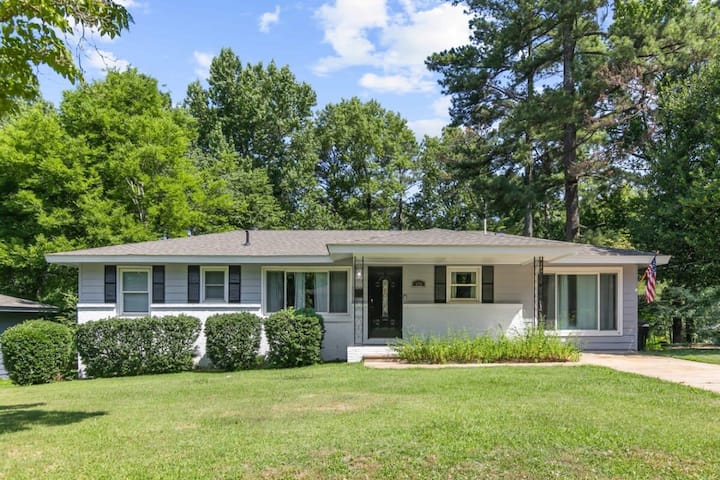 Fenced Yard With Private Pool! Close To Hospital - Birmingham, AL