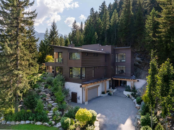 Tranquil Escape | Hot Tub, Media & Mountain Views - Whistler