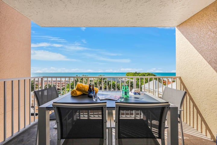 9th Floor Beachfront Condo | Rooftop Pool/spa/gym - Marco Island, FL