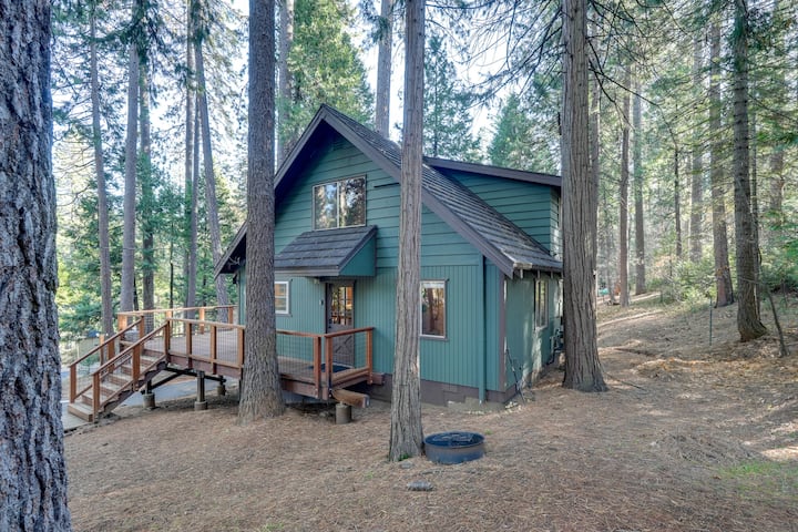 3 Mi To Calaveras Big Trees: Group-ready Mtn Cabin - Arnold, CA