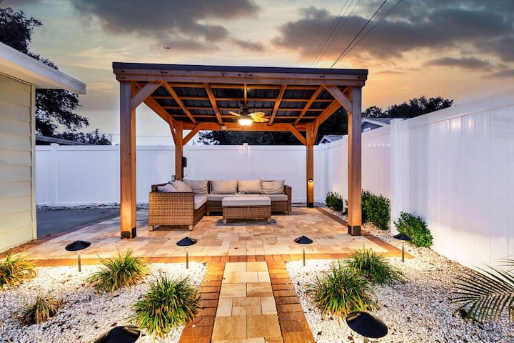 Tampa Retreat With Outdoor Relaxation - Tampa, FL