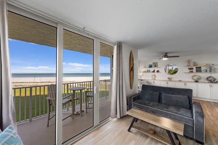 102b Gulf Water Views + 2 Bikes + Beach Items - Fort Myers Beach, FL