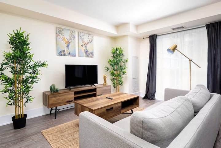 Toronto At Your Door, Cn Tower Close - Toronto, ON