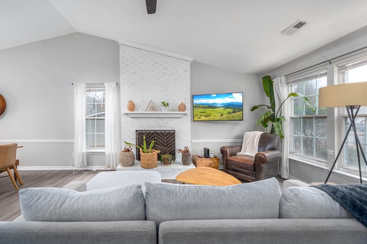 The Quiet Grove: Pet Friendly 3 Bed 2 Bath Private - Durham, NC