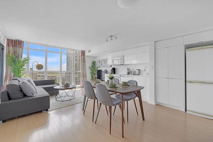 Waterview City Escape With Style + 1 Free Parking - Toronto