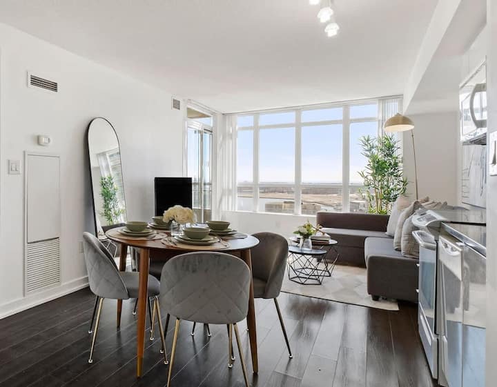 Skyline Views From A Stunning Condo + 1 Parking - Toronto, ON