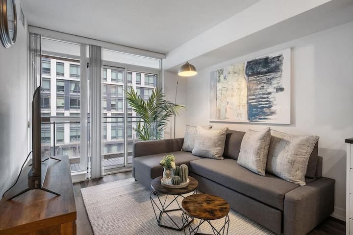 Modern & Trendy Downtown Condo + 1 Free Parking - Toronto