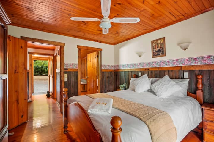 Stayau· Cedar Lodge · Playful Countryside Cottage - Yarra Glen