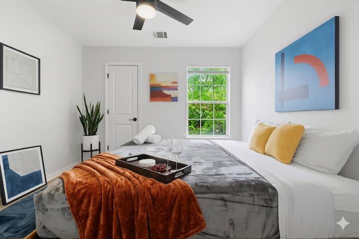 2025 New Build By Ut, Moody, Sleep 10 - Austin, TX