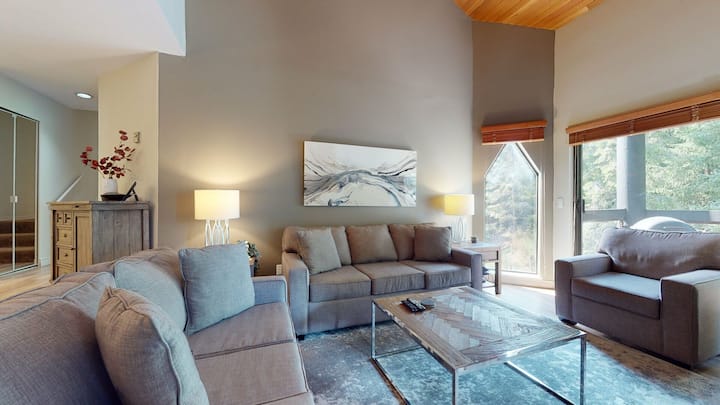 2br | King Bed | Hot Tub & Pool | Patio | Parking - Whistler
