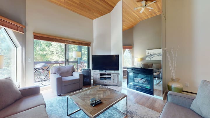 2br | Fireplace | Hot Tub | Patio | Parking - Whistler