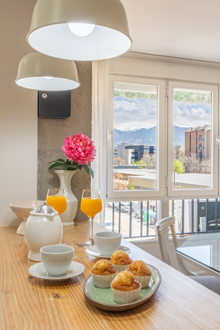Sierra Nevada Views | Sunny, Spacious & Renovated - Grenade