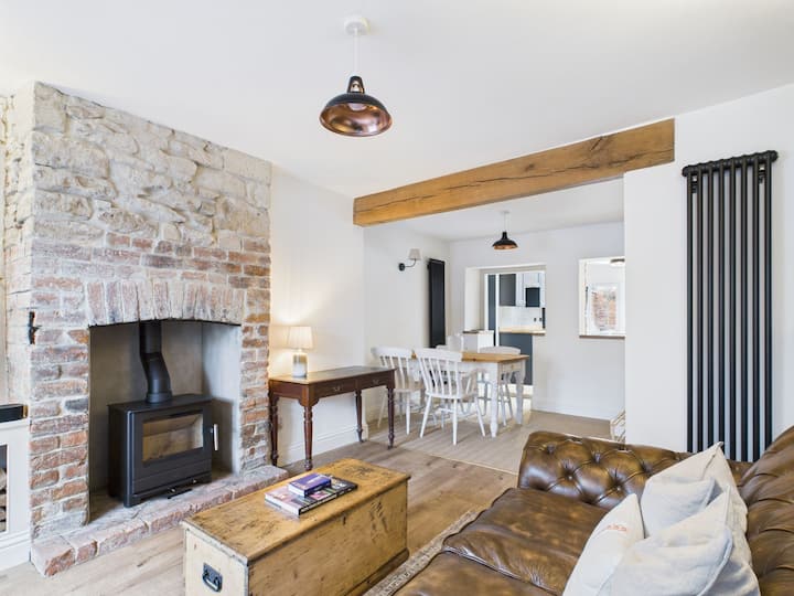 Chester Cottage - Charming Cottage With Log Burner - Cirencester