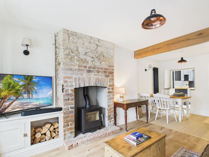 Chester Cottage - Charming Cottage With Log Burner - Cirencester