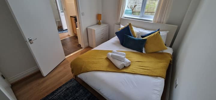 Bright New Flat For 4 Outdoor Space & Free Parking - Hampton