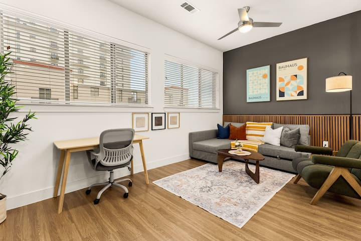 Central Flat: Pool|free Parking|walk To Riverwalk - San Antonio, TX