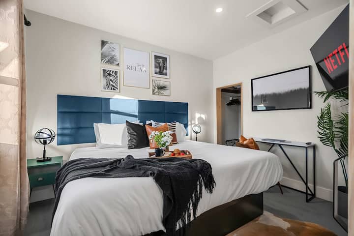 The Bedrock | Modern Charm + Fire Pit | Downtown! - Drumheller