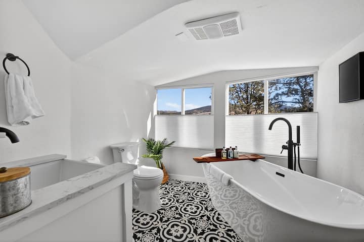 Scenic Dome Retreat: Luxury Bath & Mountain Views - Century Casino Cripple Creek