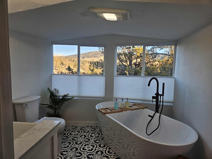 Scenic Dome Retreat: Luxury Bath & Mountain Views - Cripple Creek, CO