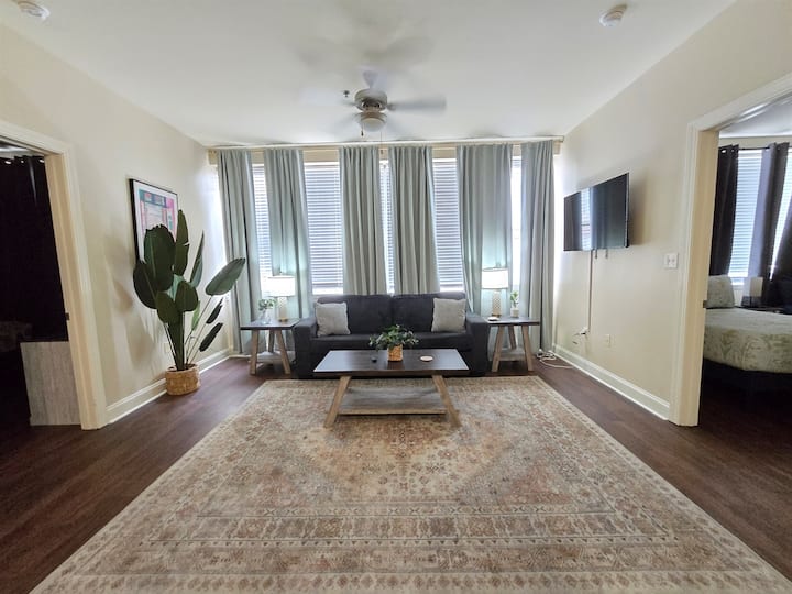 Beautiful Walk To French Quarter, Pool, Gym, View - New Orleans, LA