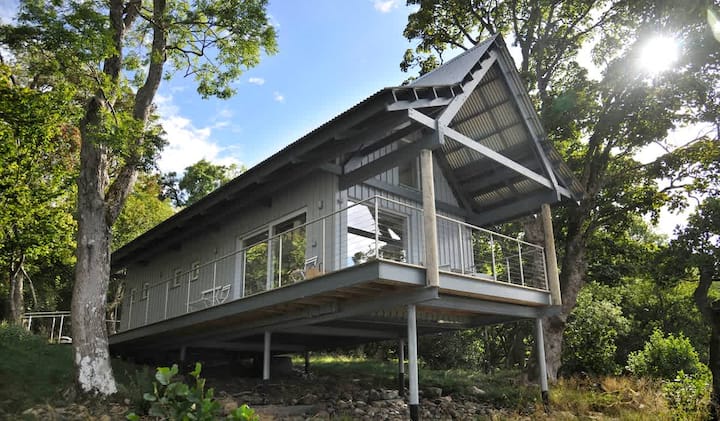 Dipper Boathouse Secluded Over-water Retreat - Kenmore