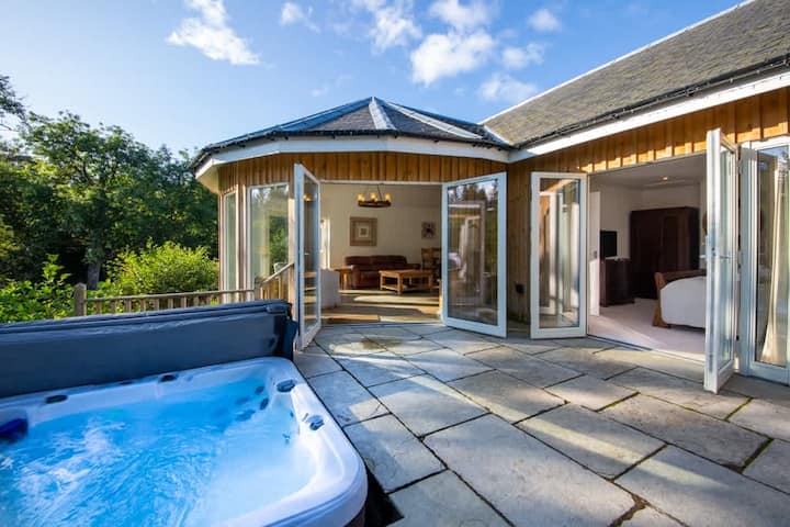 Lovely River Fronted Lodge With Hot Tub - Loch Tay