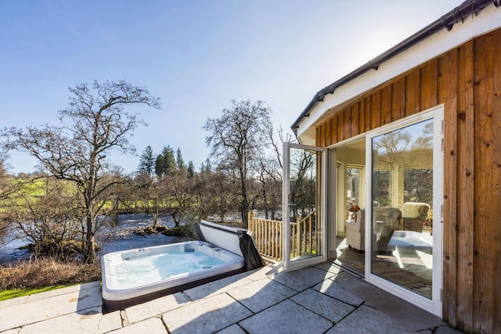 Luxury Riverside Lodge With Hot Tub (Sleeps 6) - Killin