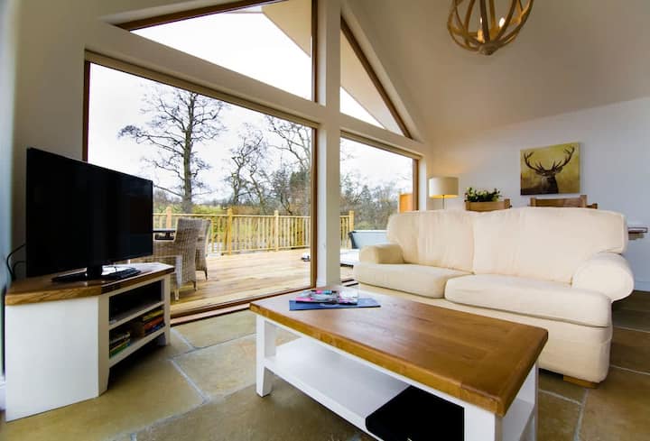 Riverbank- Glass-fronted Riverside Stay + Hot Tub - Loch Tay