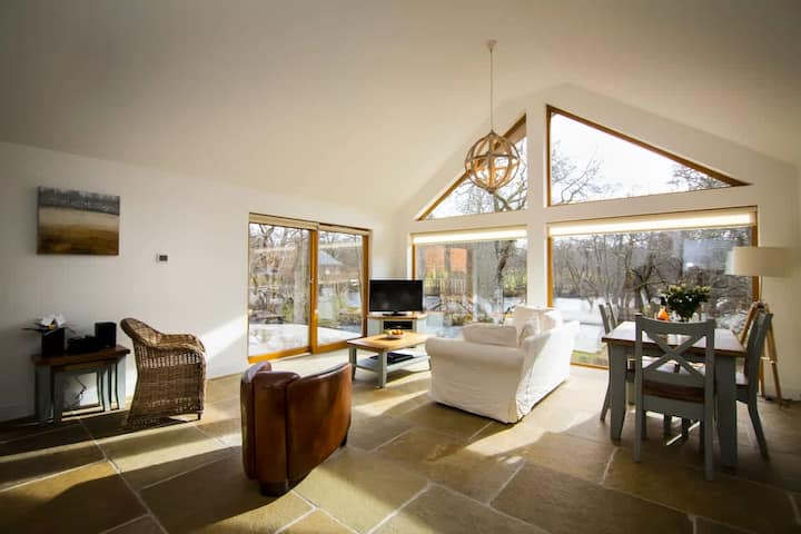 Beautiful River Fronted House With Private Hot Tub - キリン