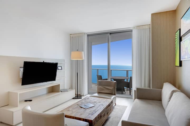 18th Floor Ocean Views, Pool, Beach & Fitness - Hallandale Beach, FL