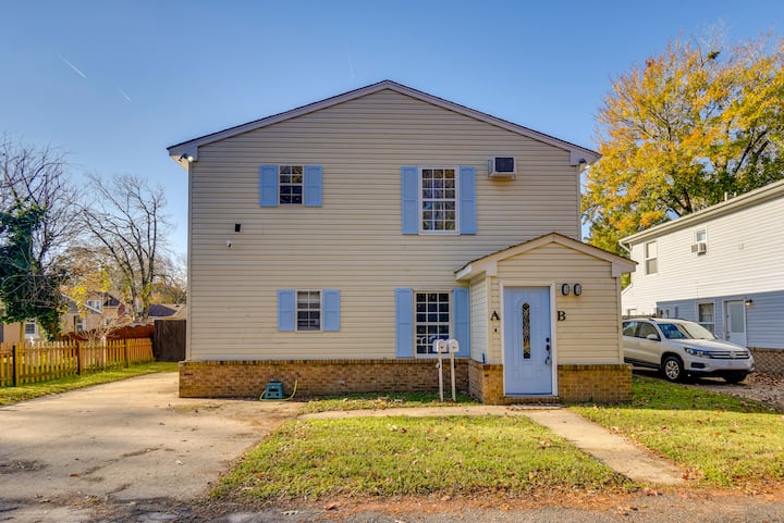 < 1 Mi To Beach! Quaint Norfolk Duplex W/ Yard - Norfolk, VA